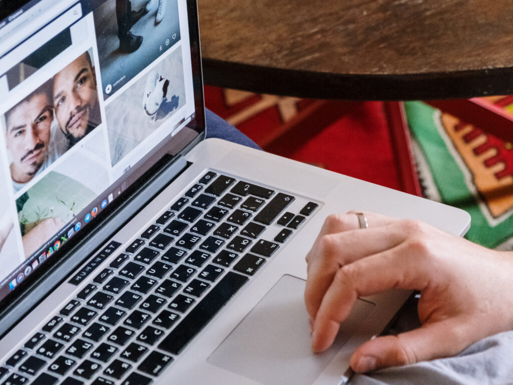 5 tips to select stock photos that aren’t cheesy - DailyStory